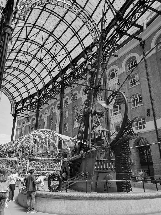 The Navigators editorial photography. Image of sculpture - 284594882