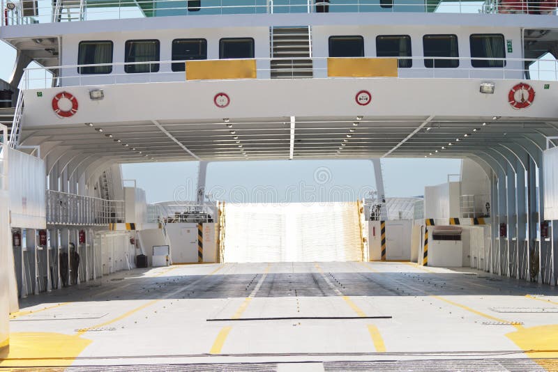 Navio - balsa foto de stock. Imagem de moderno, mega - 19470540