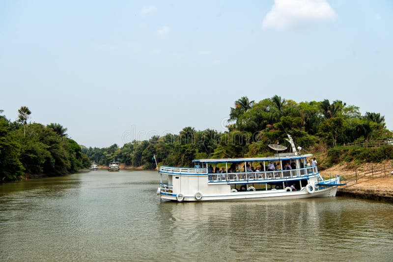 Navio Com Os Passageiros No Banco De Rio Foto de Stock Editorial ...