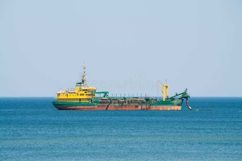 Navio Da Draga Que Trabalha No Mar Foto de Stock - Imagem de barco ...