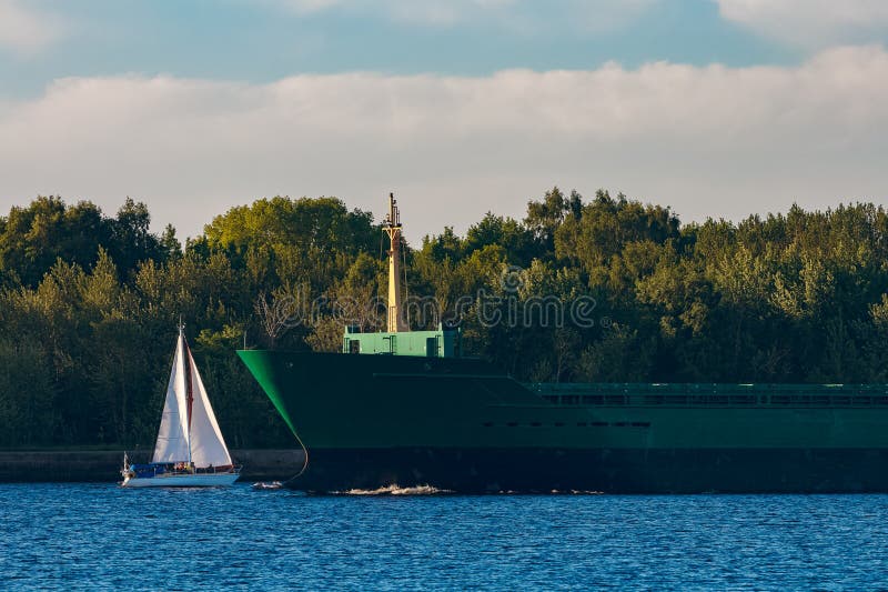 Navio De Carga Verde No Porto Imagem de Stock - Imagem de grande ...