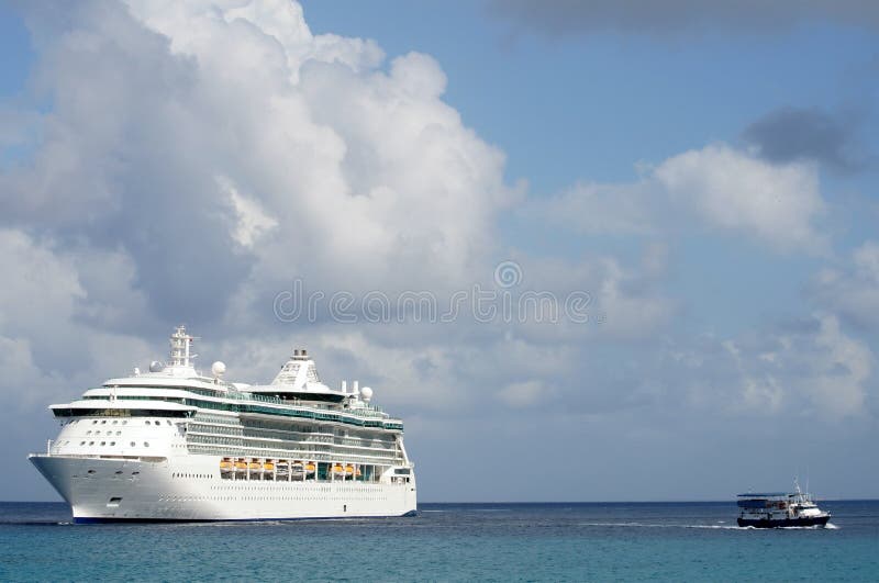 Navio De Cruzeiros E Bote Grandes Foto de Stock - Imagem de férias, céu ...