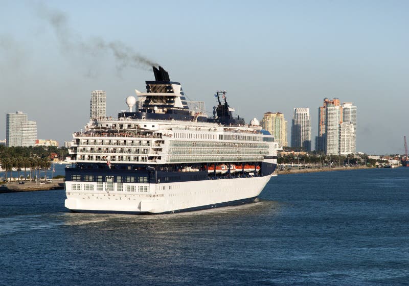 Navio De Cruzeiros Que Sae De Miami Foto de Stock - Imagem de canaleta ...
