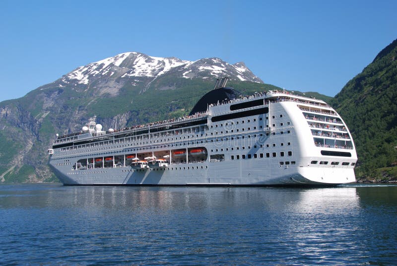 Navio De Passageiro Que Visita Geiranger Imagem de Stock - Imagem de ...