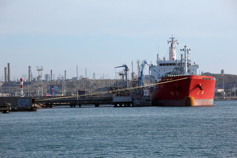 Navio De Petroleiro Nos Tanques a Carregar Foto de Stock - Imagem de ...