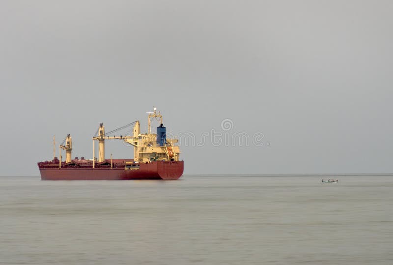 Navio e bote de carga imagem de stock. Imagem de industrial - 16100467