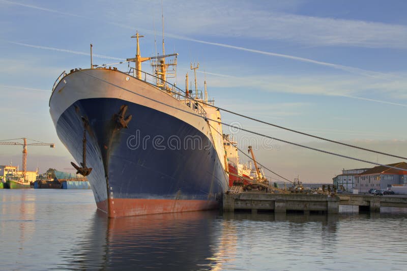 Navio grande foto de stock. Imagem de refinaria, enorme - 4093798