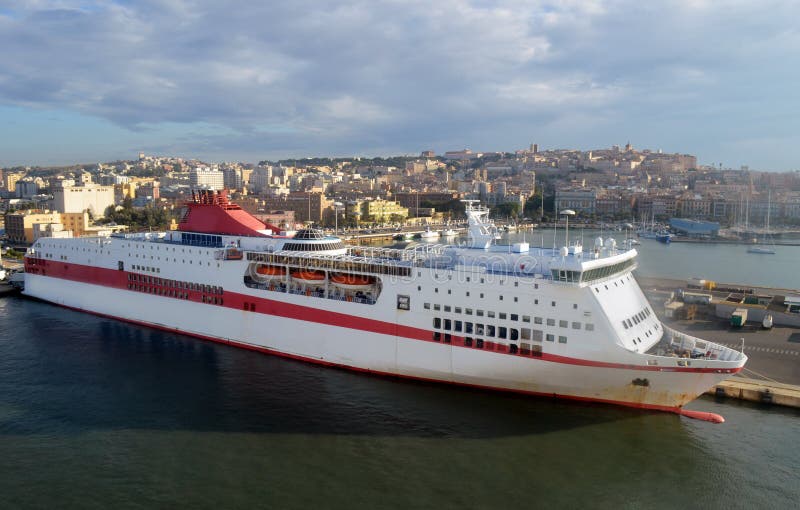 Navio grande no porto foto de stock. Imagem de terminal - 108166596