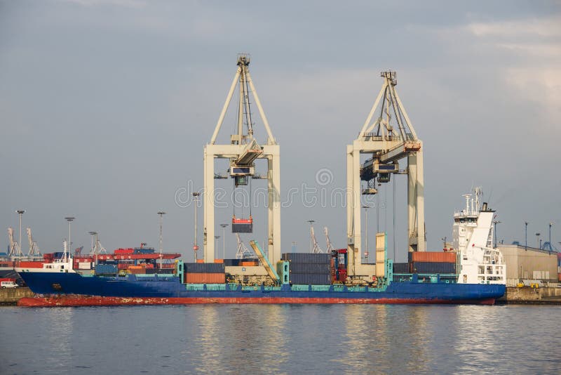 Navio no porto imagem de stock. Imagem de carregamento - 30922409