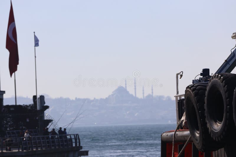Navio no porto de istanbul imagem de stock. Imagem de barco - 270279295