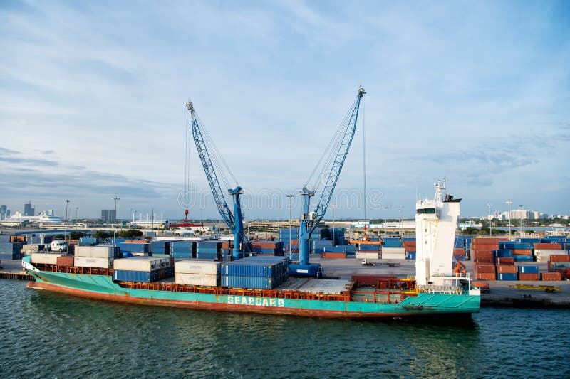 Navio Ou Barca Grande De Carga Com Muitos Contentor Foto de Stock ...