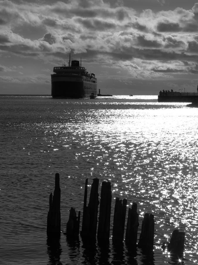 Navio Que Entra O Porto, Vertical Imagem de Stock - Imagem de doca ...