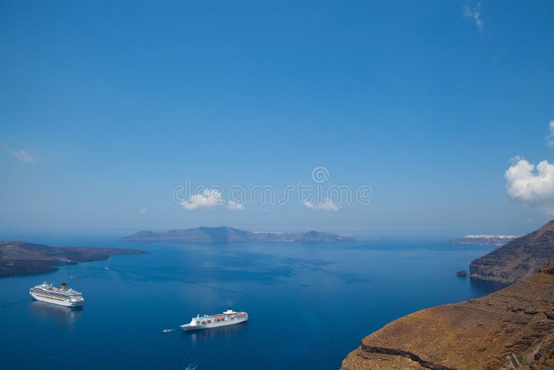 Navios De Cruzeiros Em Santorini, Greece Foto de Stock - Imagem de ...