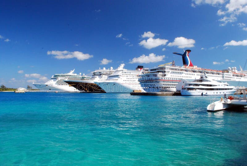 Navios De Cruzeiros No Bahamas Imagem de Stock Editorial - Imagem de ...