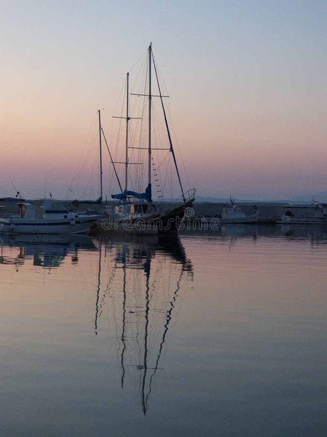 Navios no porto imagem editorial. Imagem de bonito, turista - 90483120