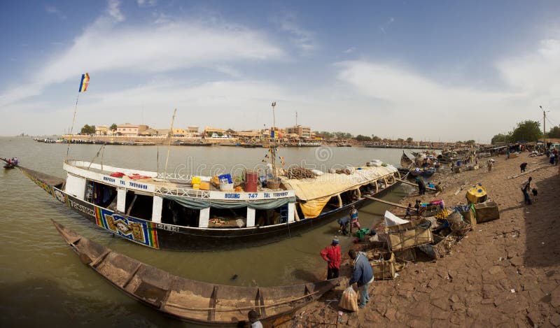 Navire Au Port Sur Le Niger Image stock éditorial - Image du poissons ...