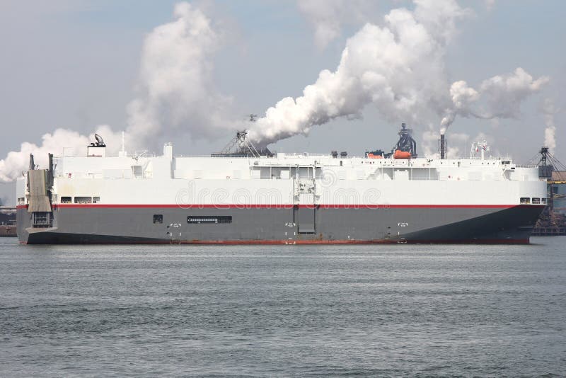 Navire de roulier photo stock. Image du importation, cadences - 65328648
