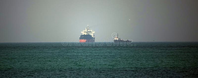 Navires en mer photographie éditorial. Image du loin - 254332252