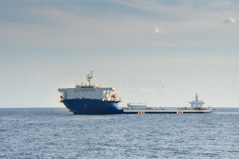 Âncoras Azuis E Brancas Do Navio De Carga Do Projeto Da Cor No Mar ...