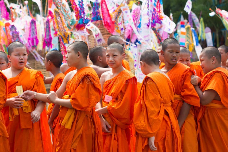 Neófito Tailandés En Templo De La Redacción Foto editorial - Imagen de ...