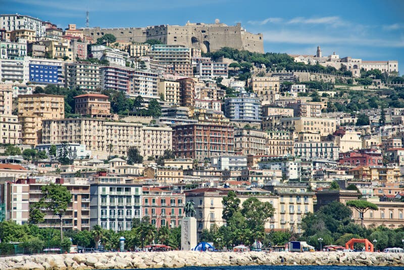 Neapel-Skyline redaktionelles stockfotografie. Bild von gebäude - 33801087