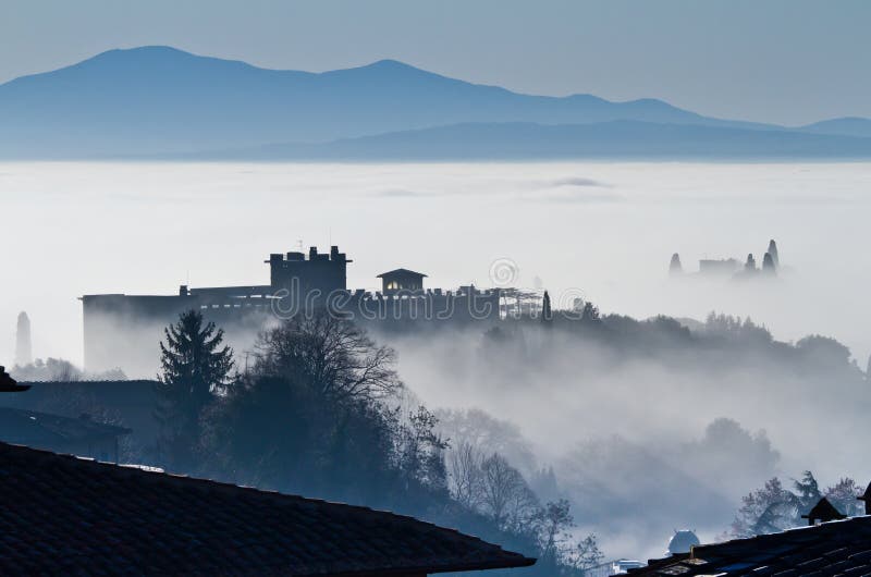 Nebbia fotografia stock. Immagine di italia, castello - 22765082