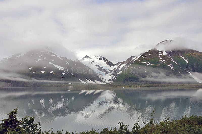 Nebeliger Alaska-Landschaftssee, -berge Und -wald Stockfoto - Bild von ...