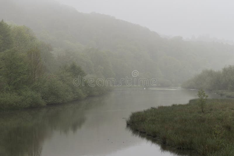Nebliger Morgen stockfoto. Bild von nebelig, reflexion - 152453532