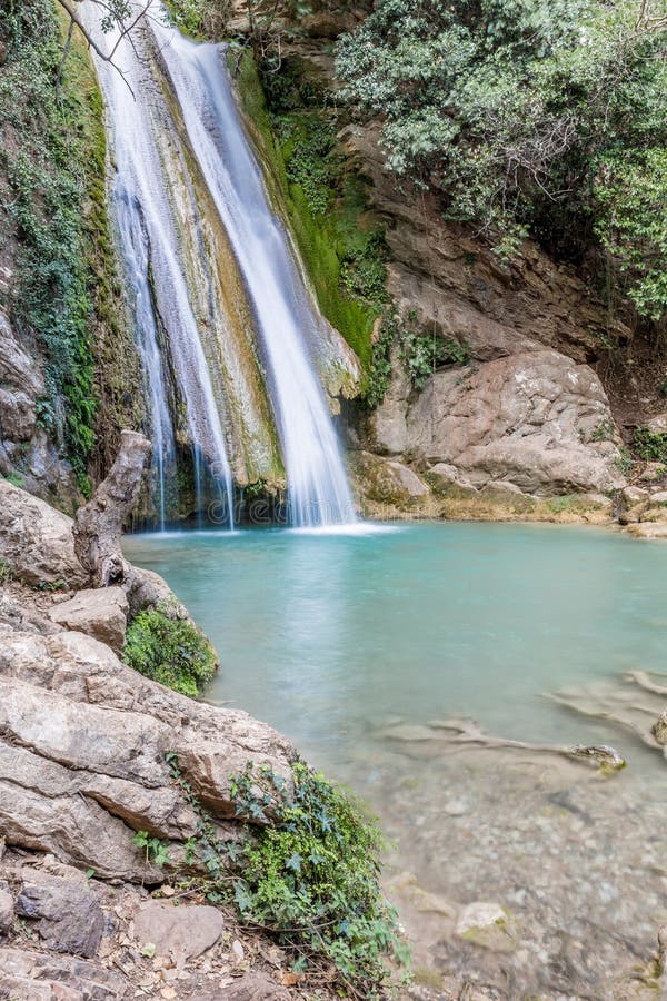 Neda Waterfalls Entre Las Rocas Y El Bosque Imagen de archivo - Imagen ...