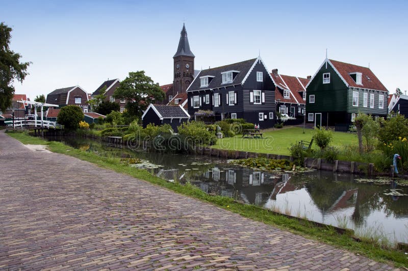 Nederlands dorp stock afbeelding. Image of kerk, bezinningen - 14668035