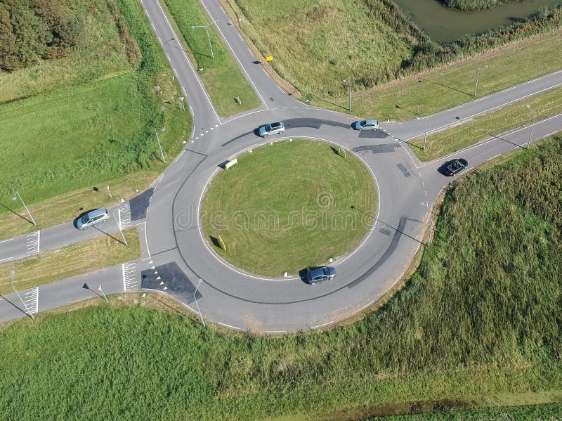 Nederlandse Rotonde Met Het Overgaan Van Auto's Stock Afbeelding ...