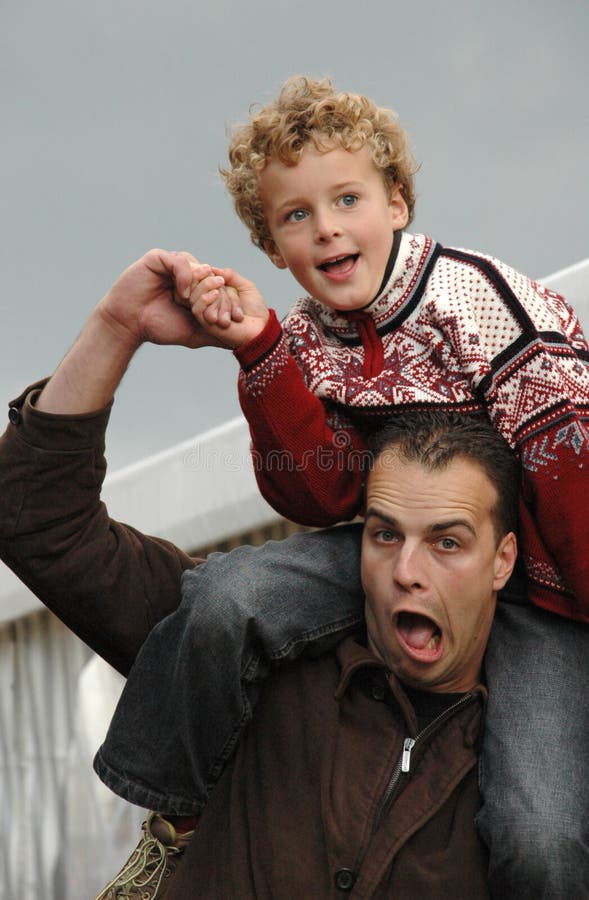 Neffe Und Onkel, Die Spaß Bilden Stockbild - Bild von gekräuselt ...