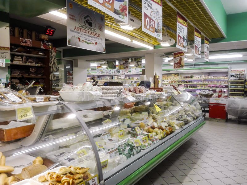 Negozio di alimentari fotografia editoriale. Immagine di formaggi ...