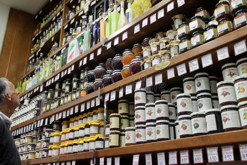 Negozio Di Alimentari a Roma Fotografia Editoriale - Immagine di vino ...