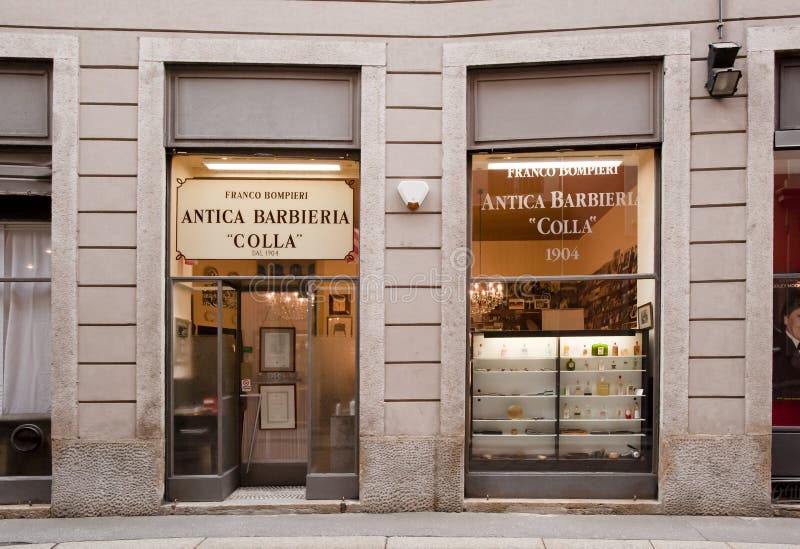 Negozio Di Barbiere Storico, Milano Fotografia Stock Editoriale ...
