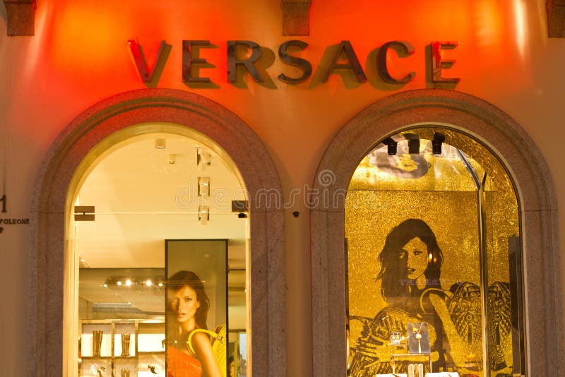 Versace Dentro Via Montenapoleone Milano Fotografia Editoriale ...