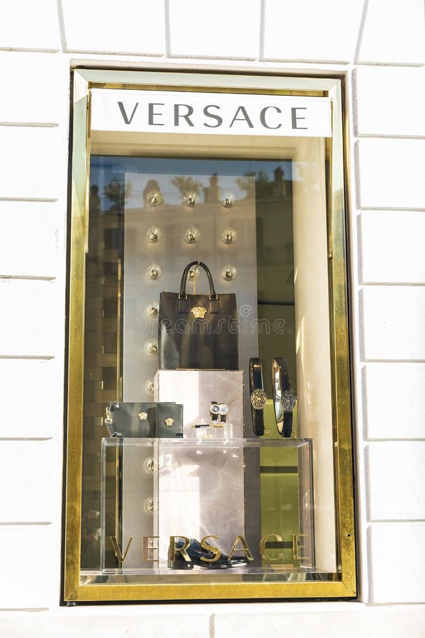 Versace a Roma, Italia fotografia stock editoriale. Immagine di usura ...