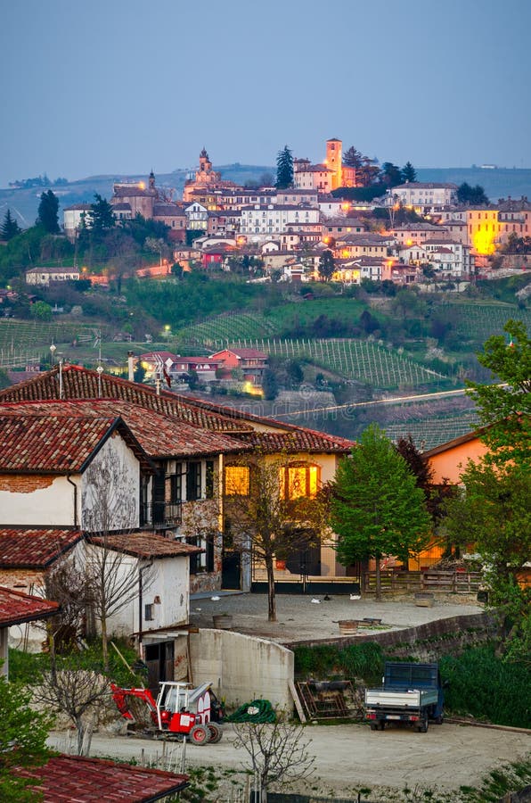 Neive, Le Langhe (Piemonte, Italia) Fotografia Stock - Immagine di ...
