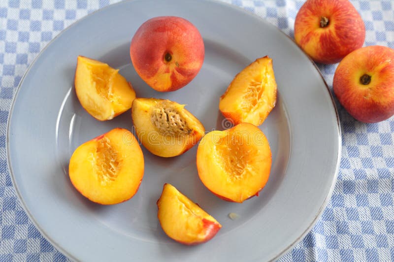 Nektarinen stockbild. Bild von garten, köstlich, saftig - 31909151
