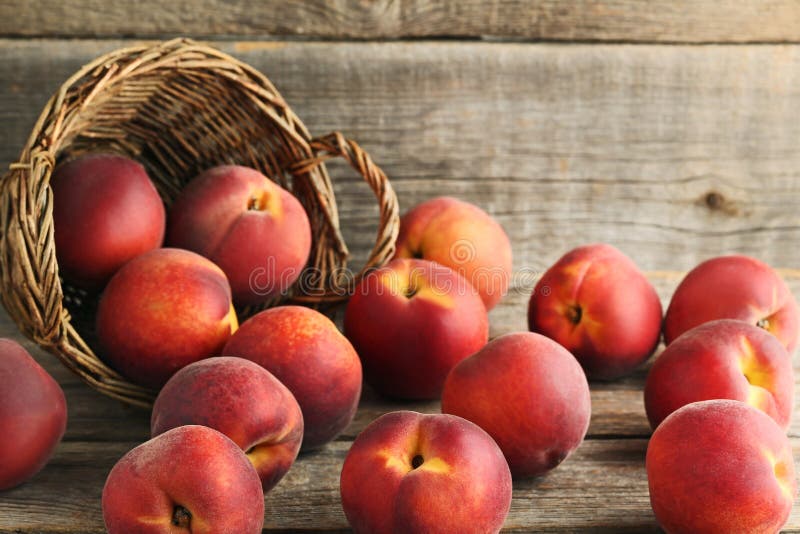 Nektarinen-Frucht stockbild. Bild von nave, korb, stapel - 100073501