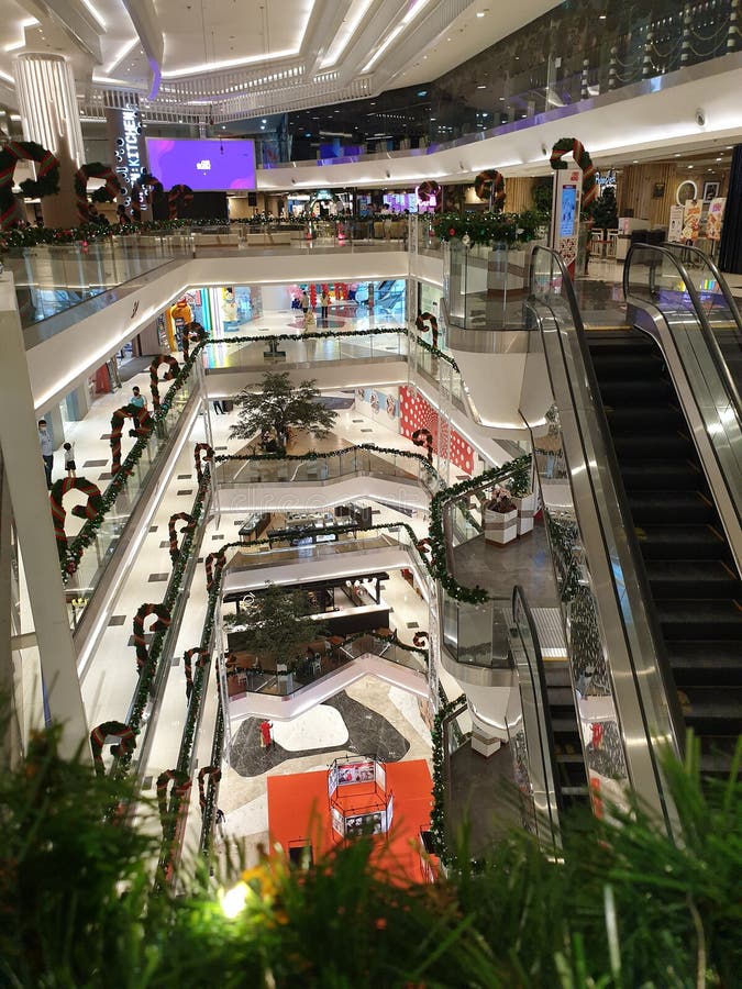 Neo Soho Central Park Christmas Vibes Editorial Image - Image of ...