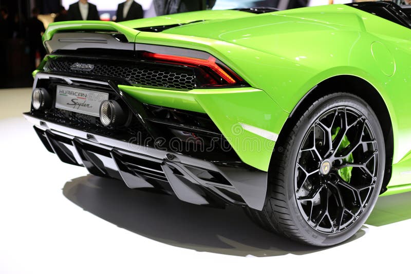 Neon Green Lamborghini Huragan Evo Spider En GIMS 2019 Imagen editorial ...