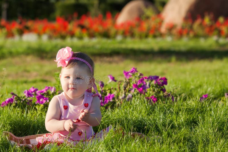 Bambina al parco estivo immagine stock. Immagine di verde - 26542585
