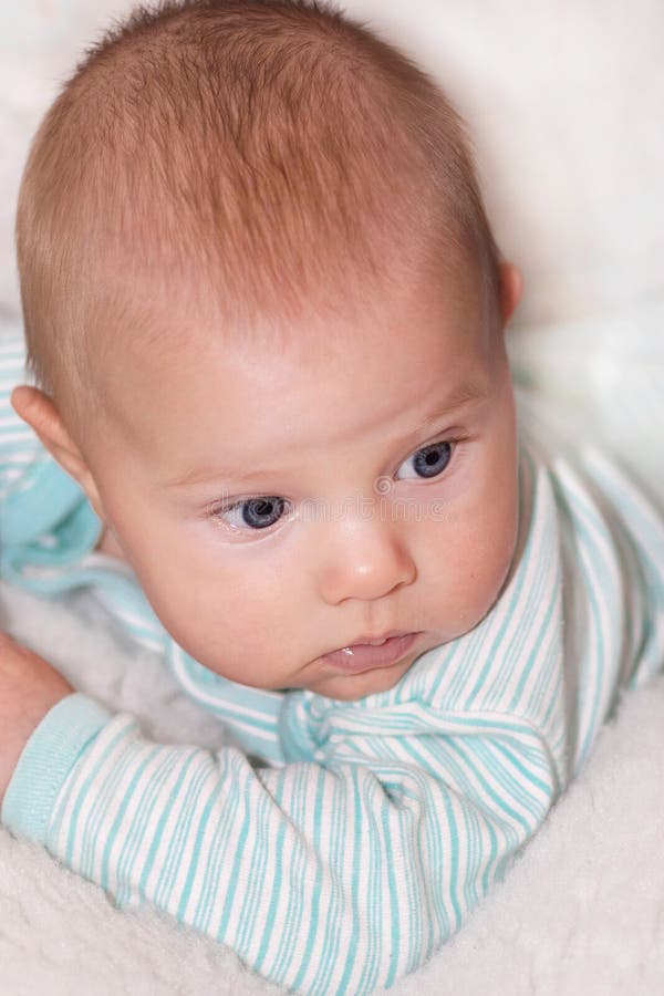 Neonato immagine stock. Immagine di sopportato, seduta - 12257499