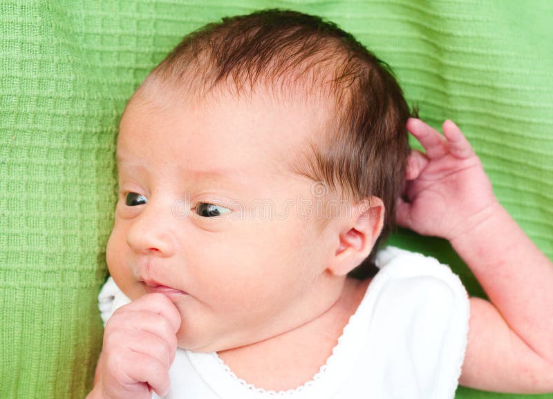 Neonato immagine stock. Immagine di menzogne, ragazza - 30663687