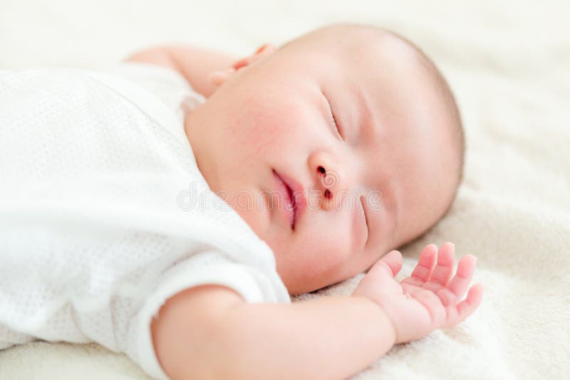 Neonato addormentato fotografia stock. Immagine di bedtime - 41411138