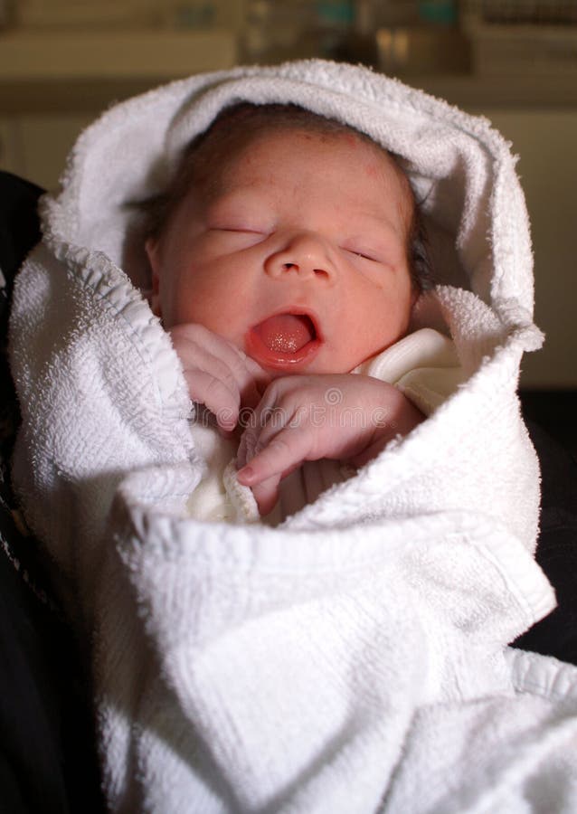 Neonato appena nato immagine stock. Immagine di bello - 5258119