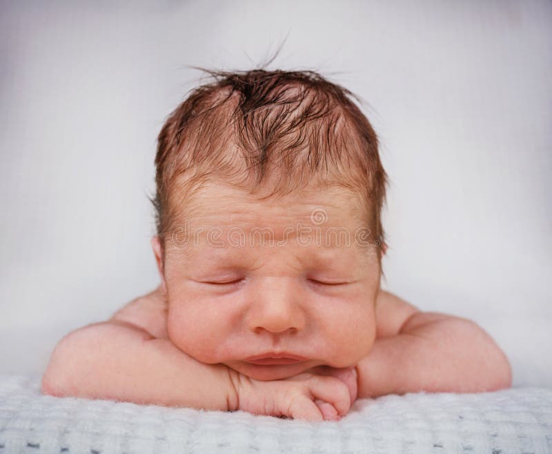 Neonato appena nato fotografia stock. Immagine di mese - 63757282