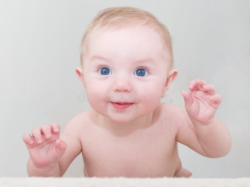 Neonato Che Propone Per Un Ritratto Immagine Stock - Immagine di ...