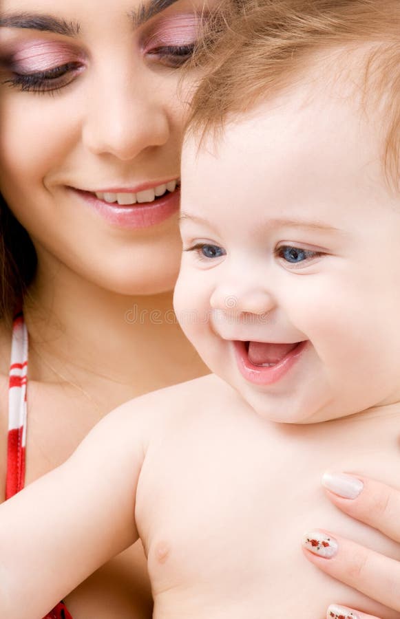 Neonato in Mani Della Madre Fotografia Stock - Immagine di divertimento ...